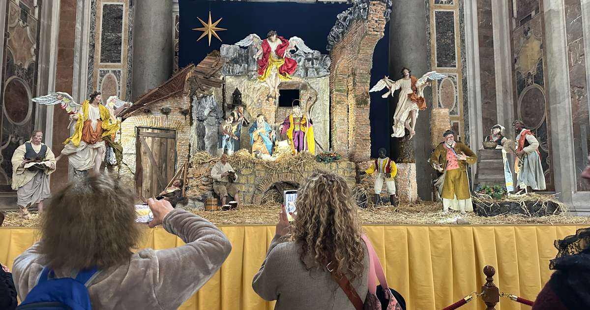 Christmas in Rome: Nativity Scenes, Sacred Traditions, and Feast ...